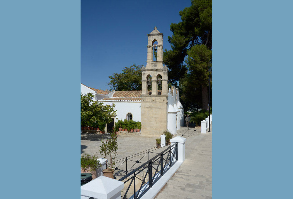 Visit to the Archanes vineyards in the hinterland of Heraklion.